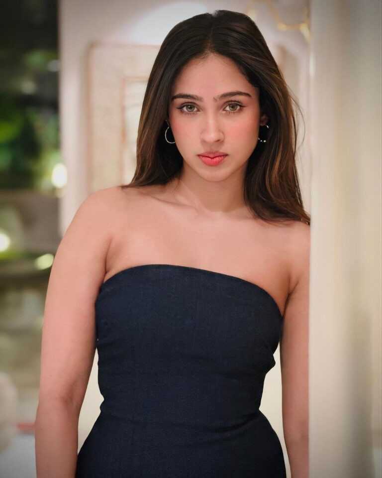 Pashmina Roshan: Age, Height, Family, Career, Boyfriend, Biography & More